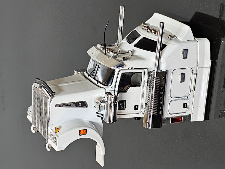 New 1:50 Kenworth Drake 909 White Cab Sleeper & Bonnet Complete Z01551