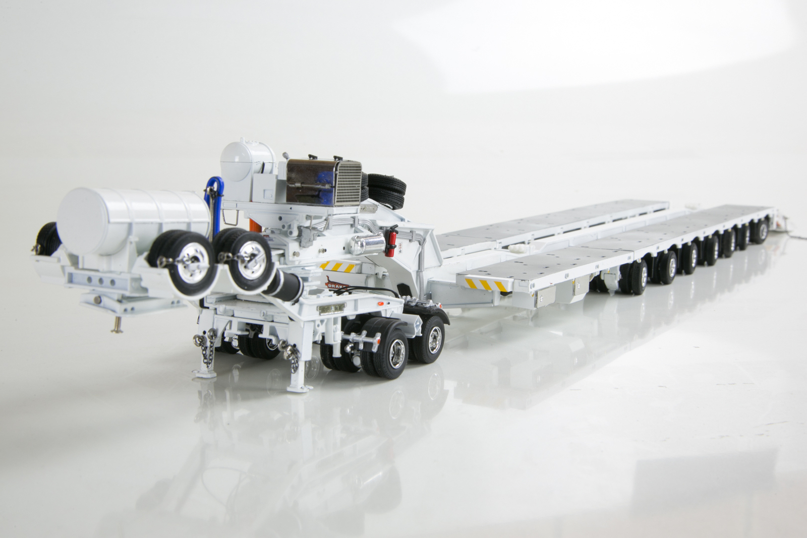 1:50 White T909 & Steerable Trailer Combo - Drake