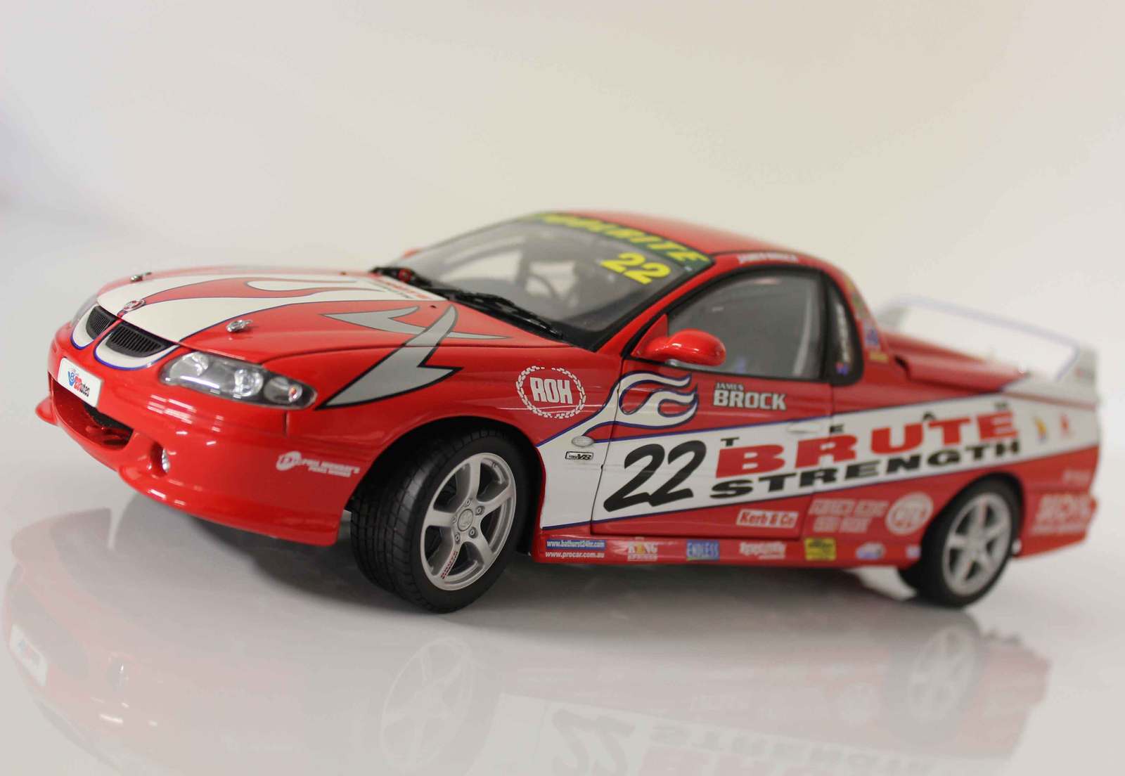 1:18 Holden VU SS 2002 Team Brute Strength - Classic Carlectables
